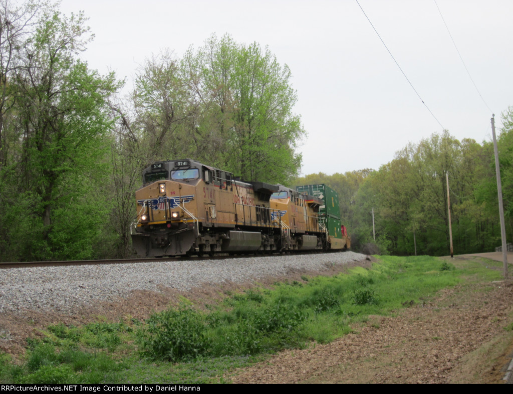 UP 5741 leads NS 23N west